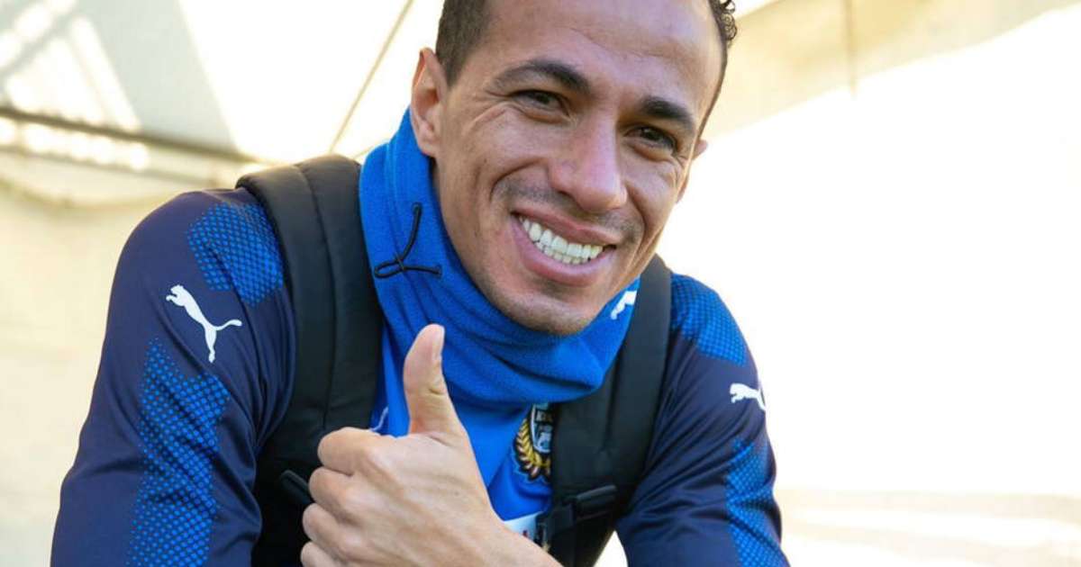 Damião estreia com gol, título e comemoração inusitada no futebol japonês