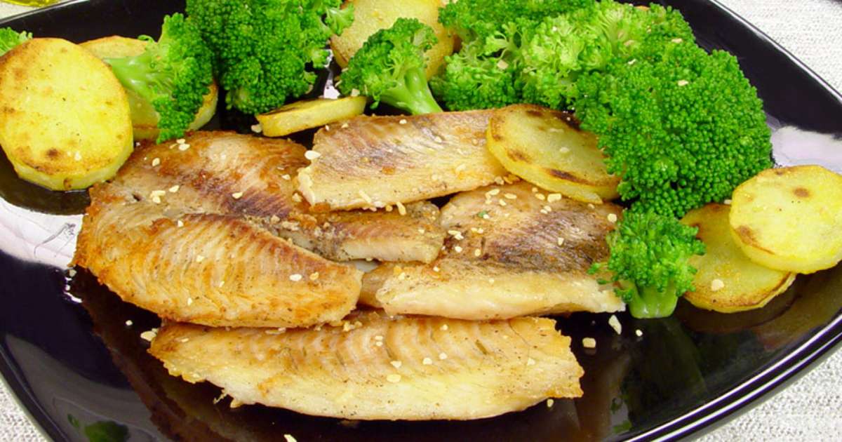 Peixe assado com batata e brócolis