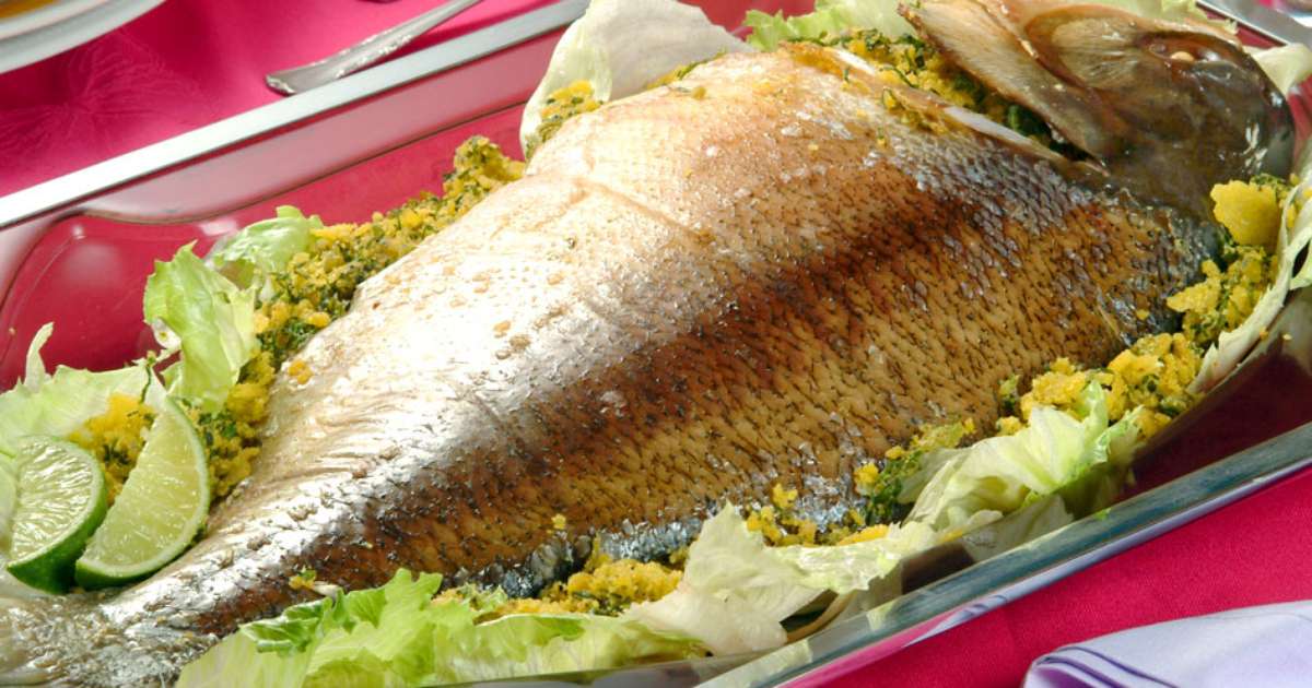 Pacu assado recheado com farofa de couve