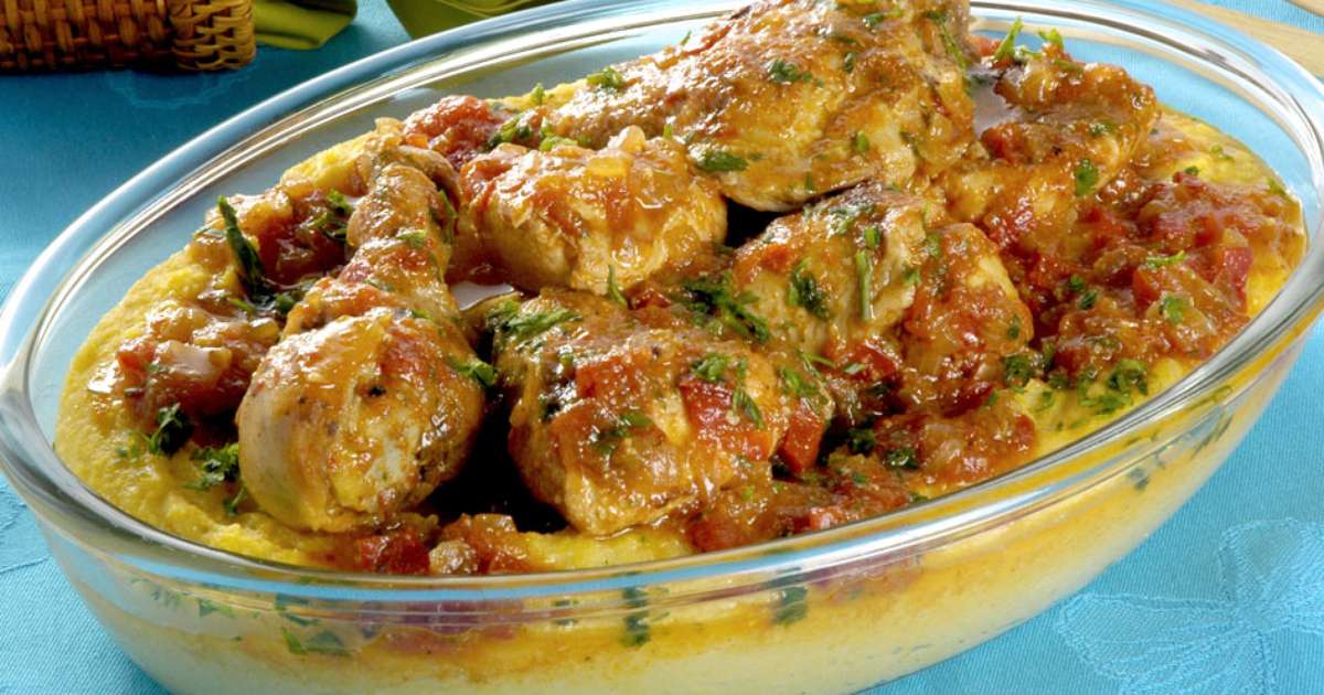 Frango ensopado com polenta