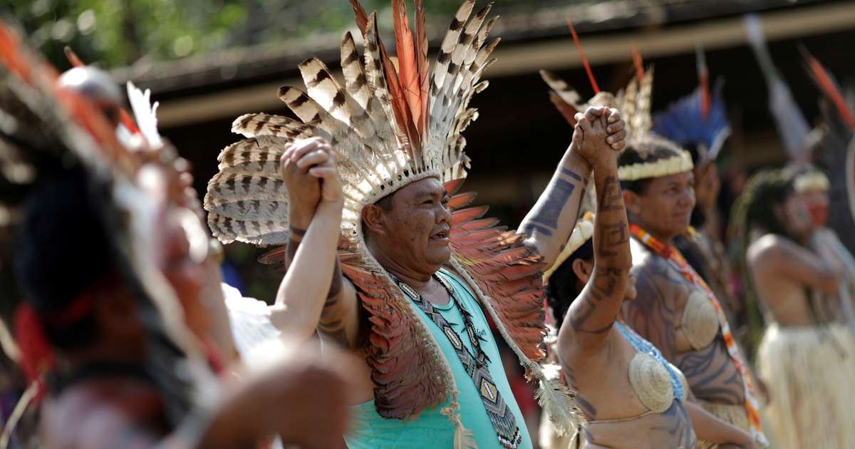 Indígenas da Amazônia fazem ritual por paz com a natureza