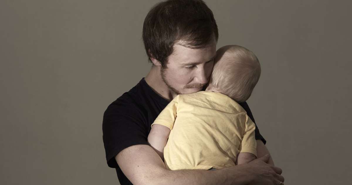 O homem transgênero que seguiu 'instinto materno' para dar à luz