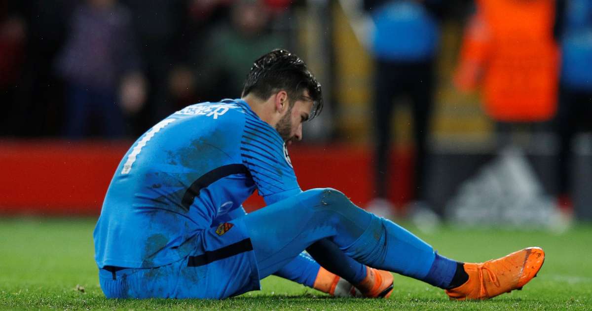 Lesão afastará Alisson até meados de outubro, diz técnico do Liverpool