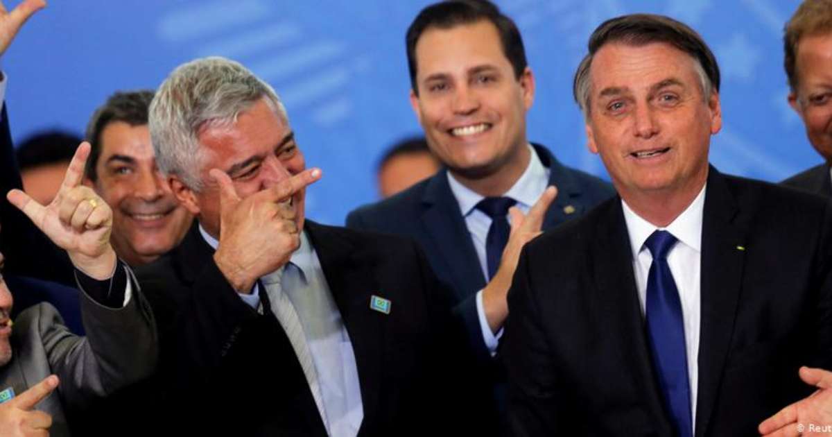 Bolsonaro sanciona lei que amplia posse de arma no campo