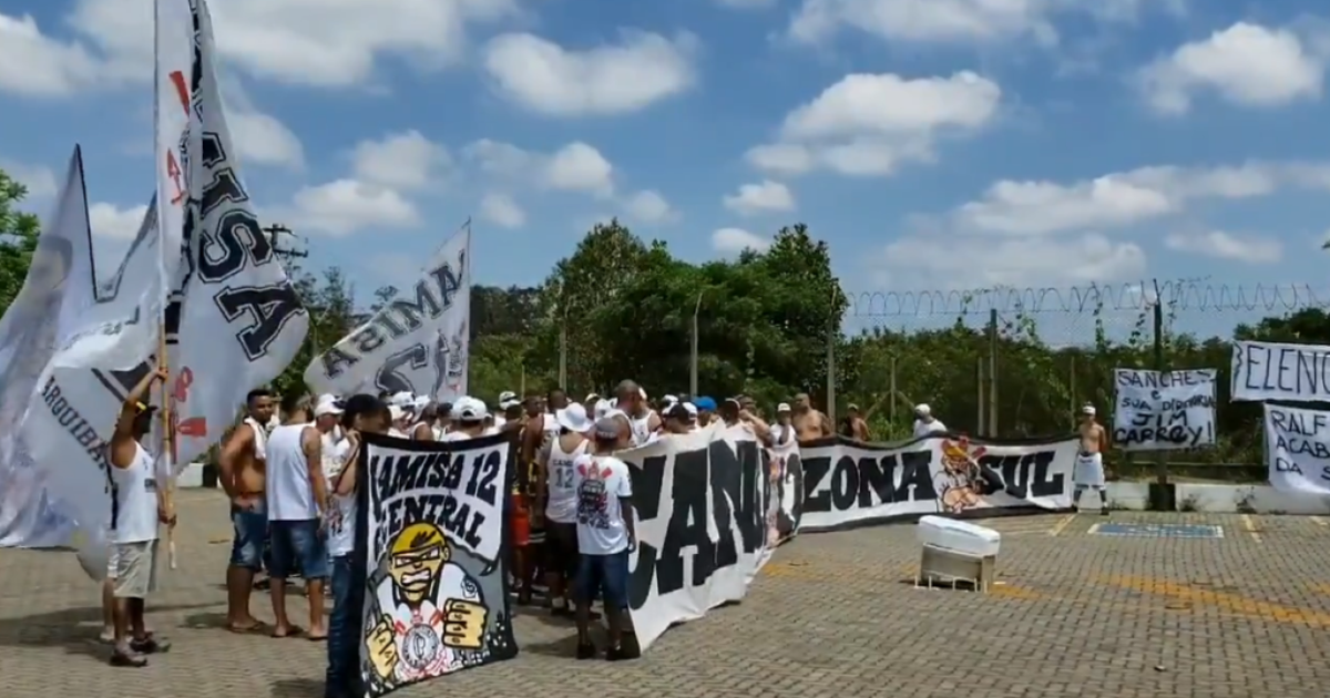 Organizada promove protesto e se reúne com diretoria do Corinthians