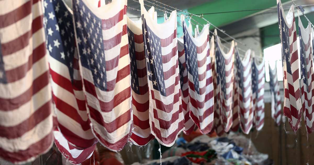 Fábrica iraniana produz bandeiras de EUA e Israel para serem queimadas