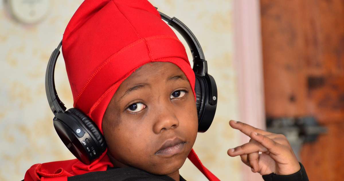 Rapper de 8 anos de Uganda enfrenta governo para poder cantar