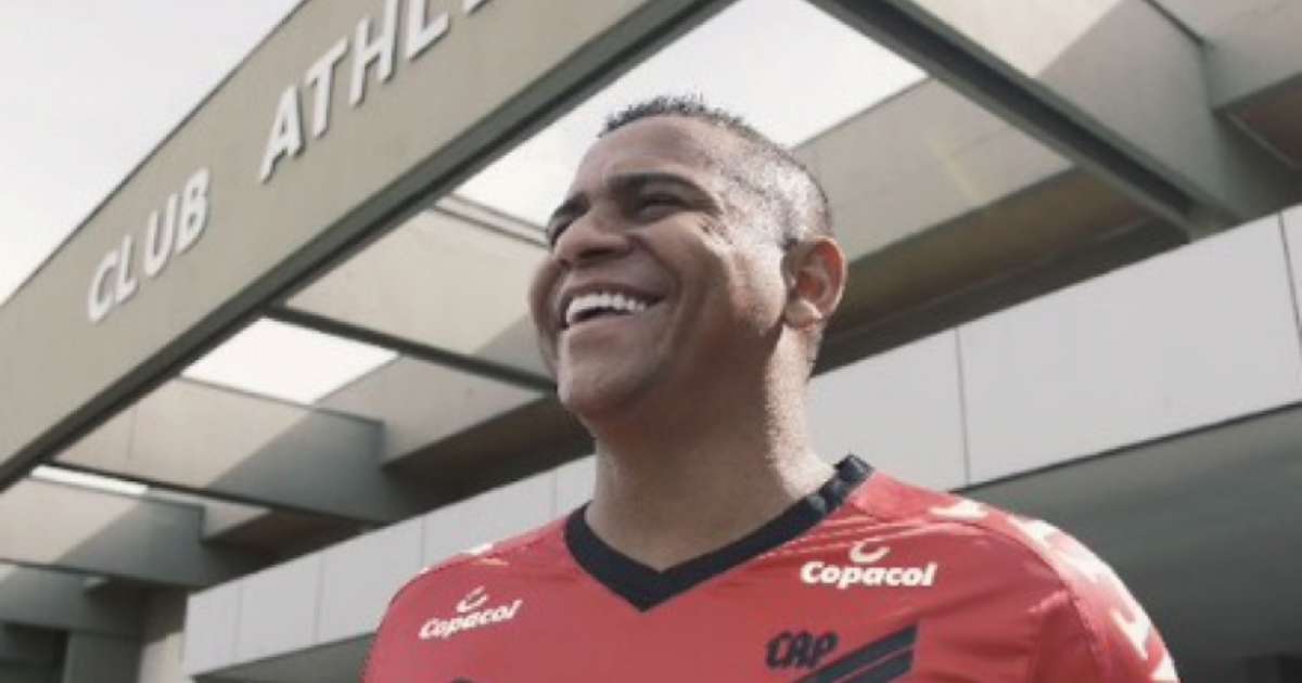 Athletico oficializa a volta do atacante Walter