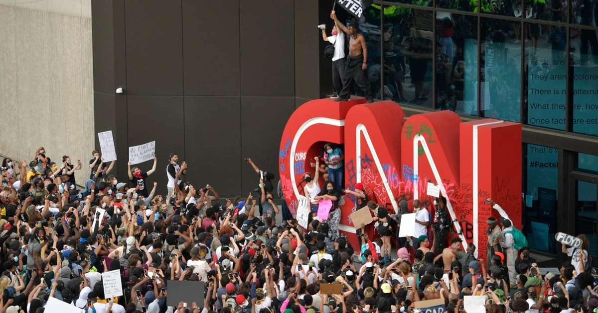 CNN exibe ao vivo depredação de sua sede em protesto racial