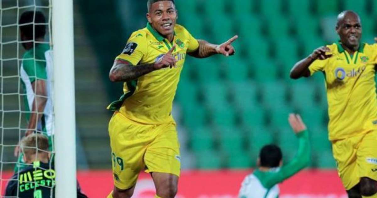 Português: Douglas Tanque marca na vitória do Paços e faz história