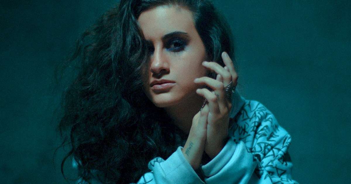 Com influências de emo e pop, cantora Day lança EP "A Culpa é do Meu Signo"