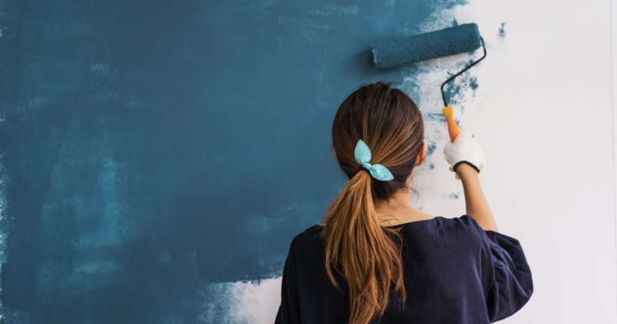 Saiba como pintar uma parede sozinha e ter um resultado profissional