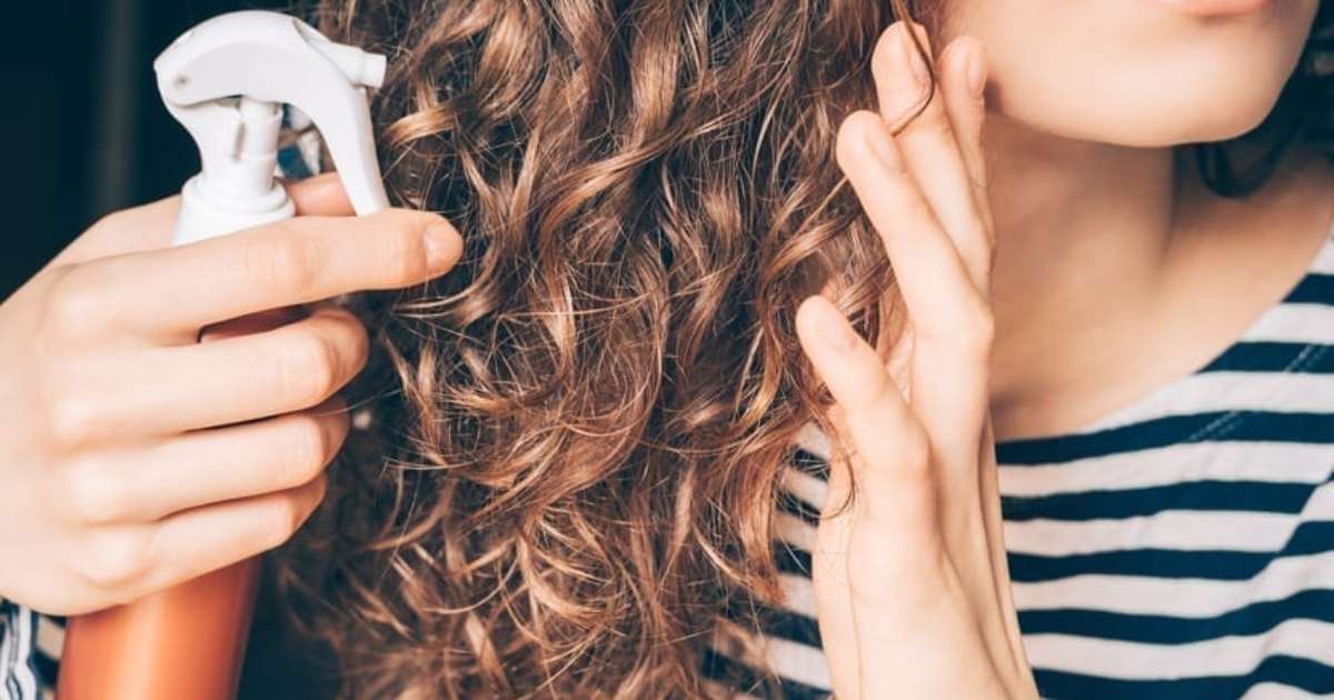 8 truques simples para deixar o seu cabelo cacheado em casa