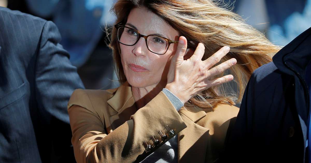Atriz Lori Loughlin começa a cumprir pena de prisão por escândalo de ...