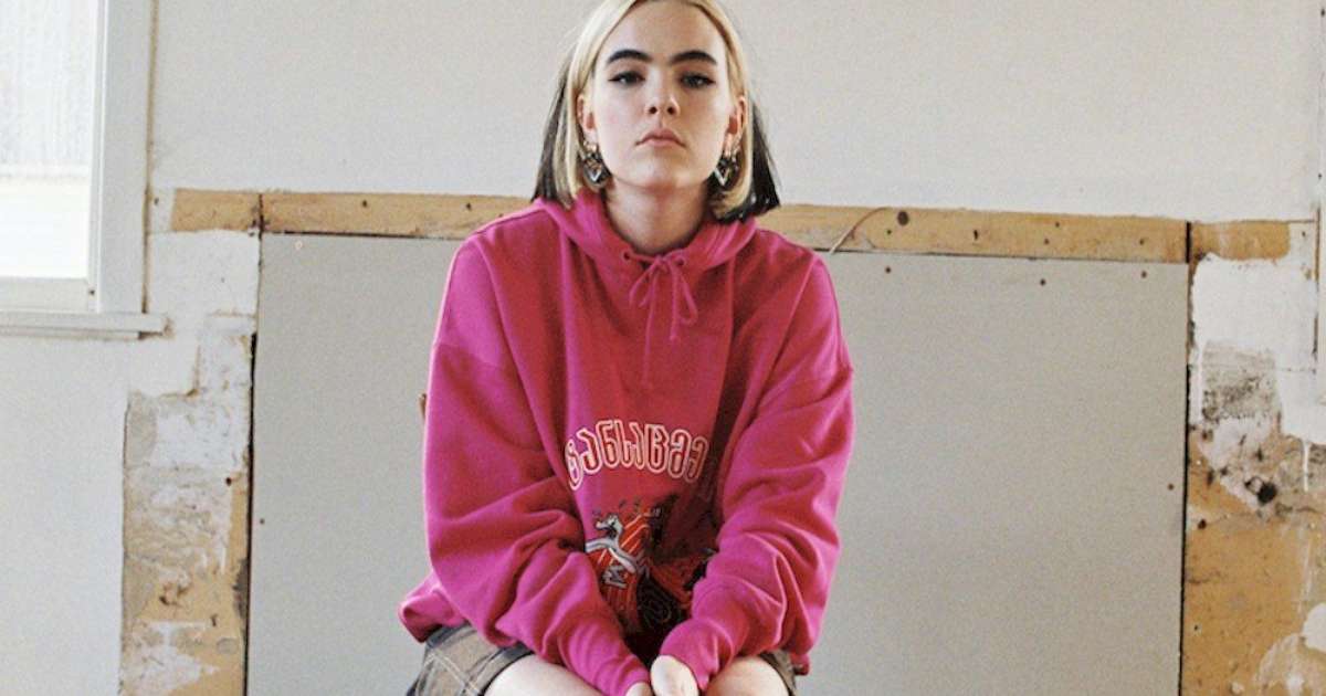 BENEE lança a inédita faixa "Happen To Me"