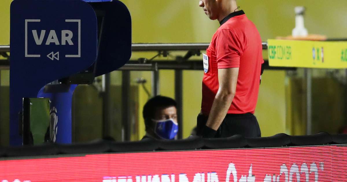Fifa pede visual melhor no VAR para ajudar árbitros com impedimentos