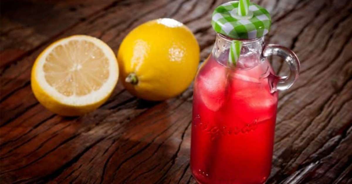 Pink lemonade: aprenda a fazer essa bebida refrescante