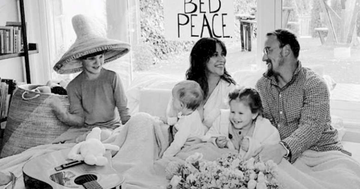 Alanis Morissette revisita "Happy Xmas (War Is Over)" de John Lennon e ...