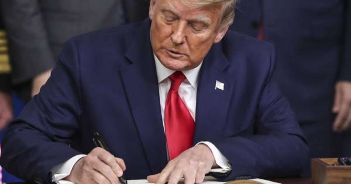 Trump assina decreto para 'priorizar' entrega de vacinas aos EUA