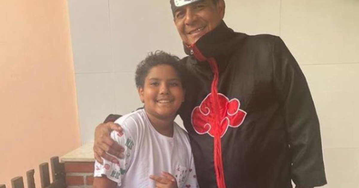 Zeca Pagodinho se transforma em 'Vovô Naruto' em foto com o neto
