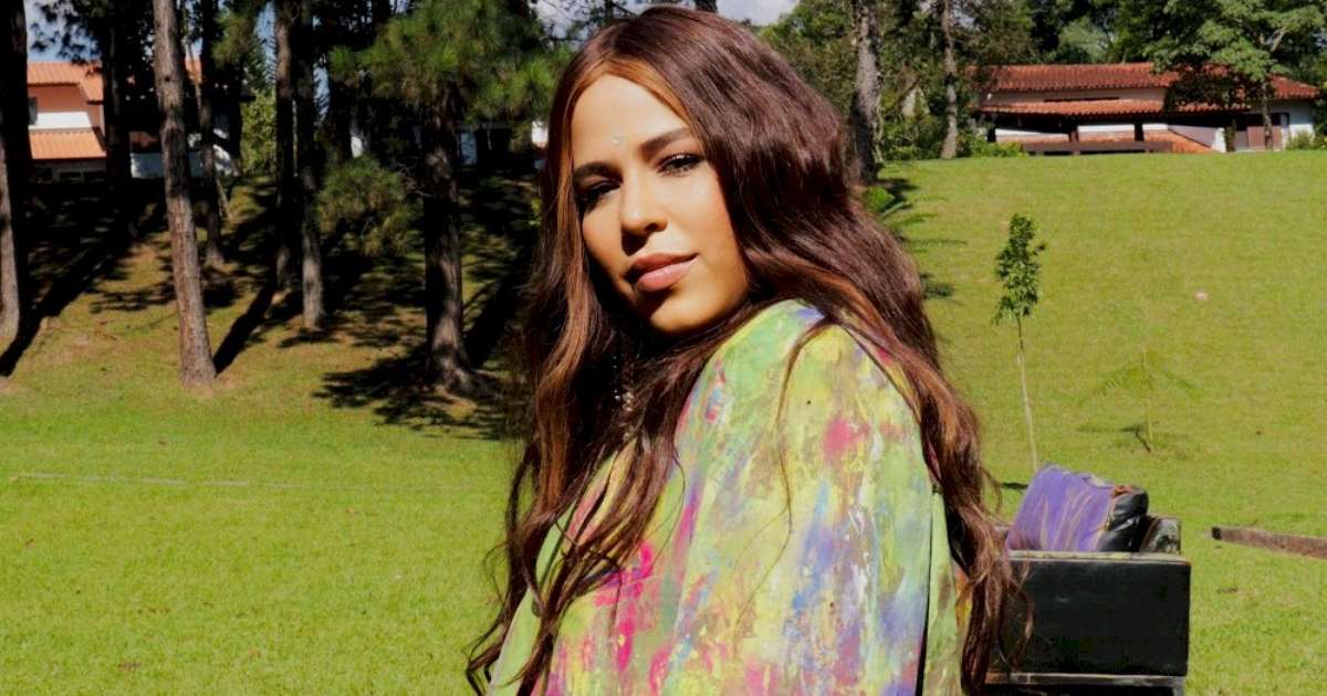 Flora Matos lança o clipe inédito de "Medito E Me Acalmo"