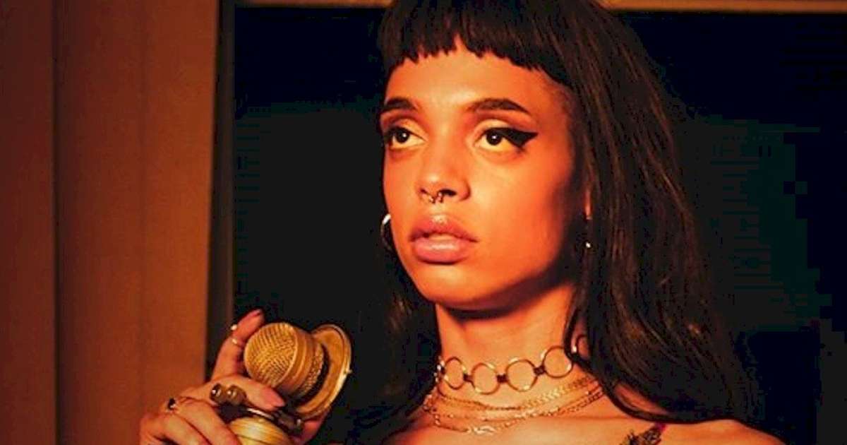 Cantora Urias divulga a capa do single inédito "Foi Mal"