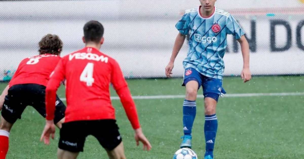 Giovanni Manson supera lesão muscular e volta em alto nível ao Ajax