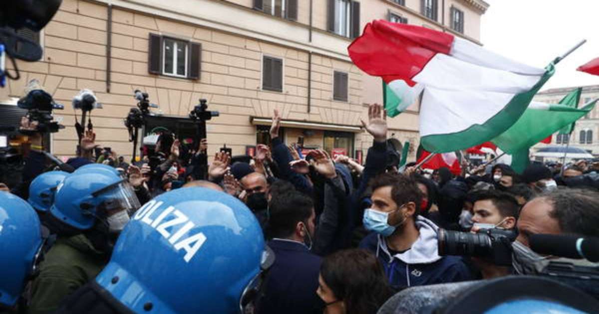 Novo protesto contra regras anti-Covid tem confusão na Itália