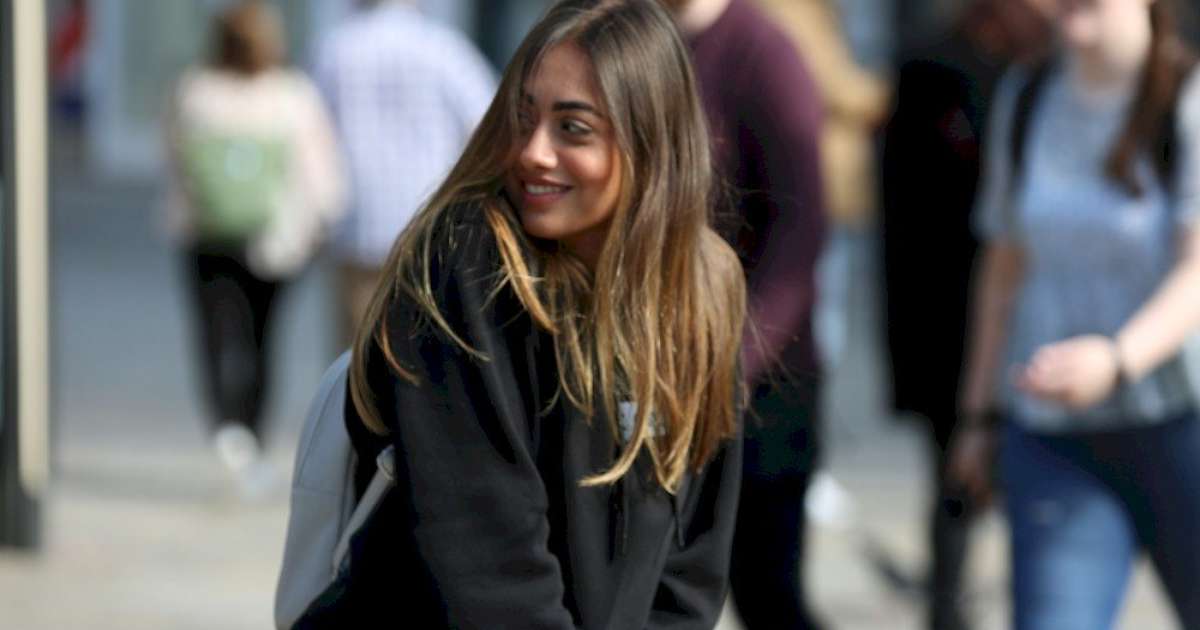 Mel Maryns, de 17 anos, grava clipe "Butter Wings" na Irlanda