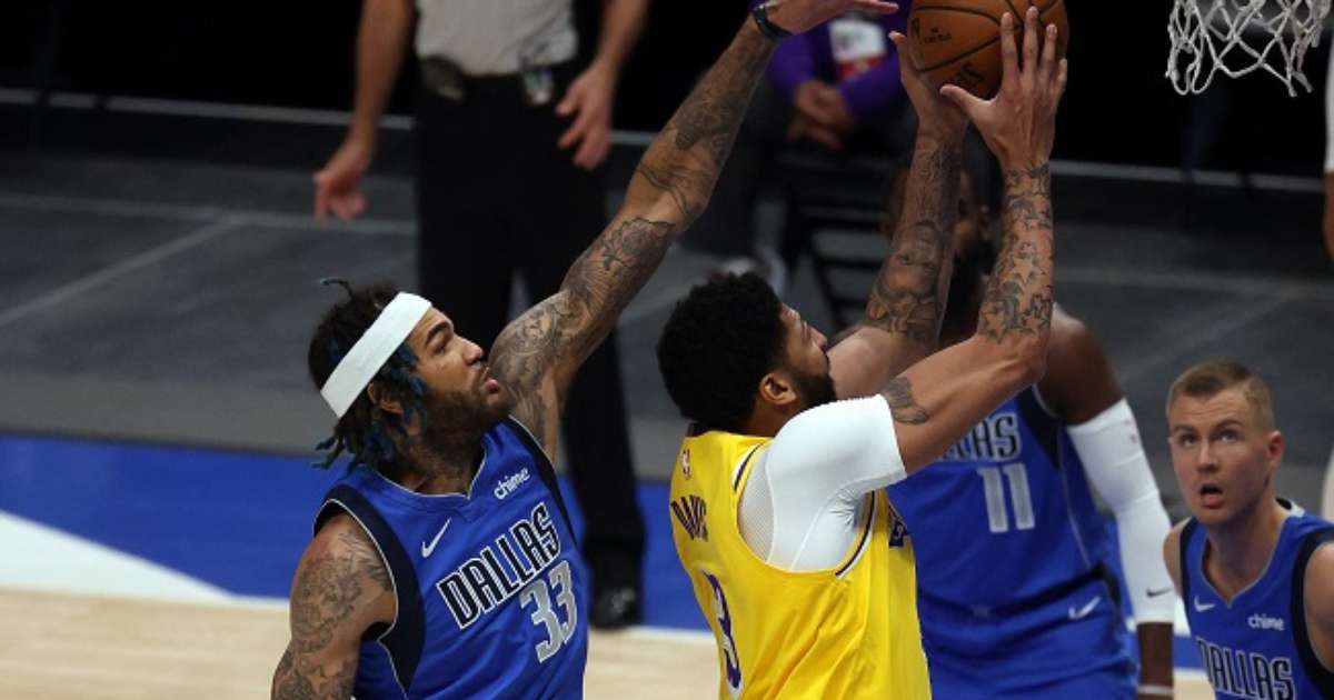 Anthony Davis volta, mas Mavericks vence Lakers