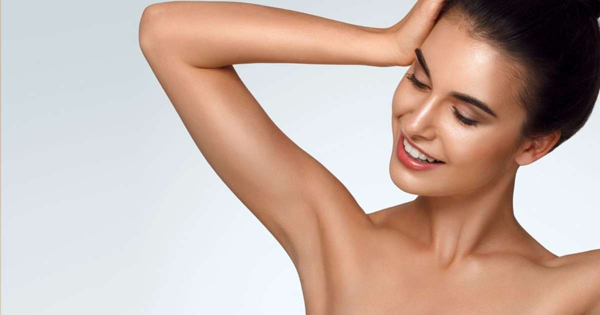 Axilas escuras: saiba quais são as causas e como tratar