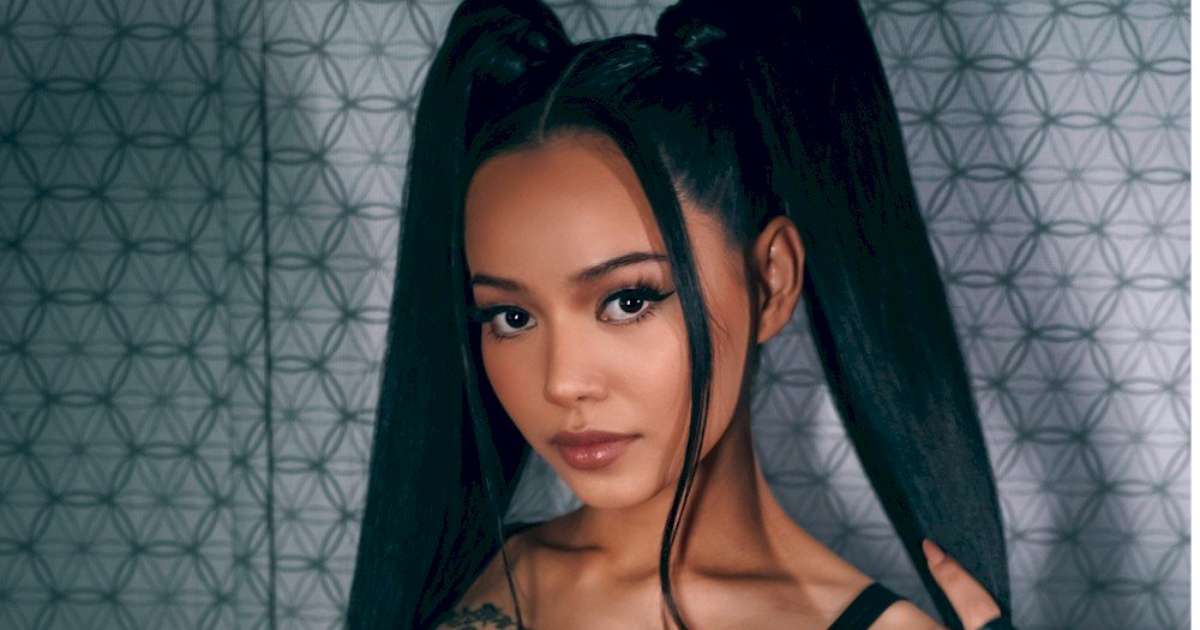 Sensação do TikTok, Bella Poarch celebra sucesso de "Build A Bitch"