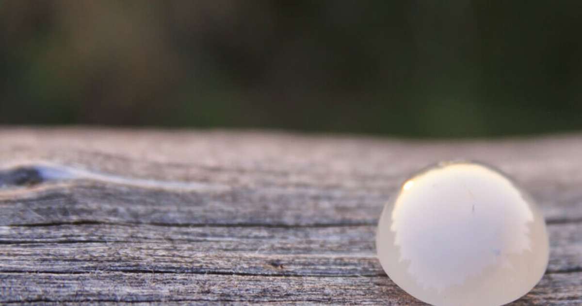 Pedra da lua: significado, benefícios e como usar o cristal