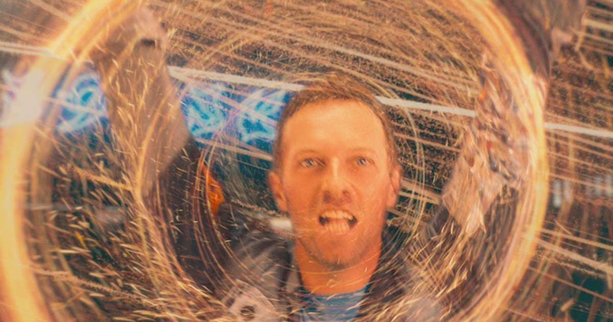 Coldplay lança clipe de "Higher Power" repleto de efeitos visuais