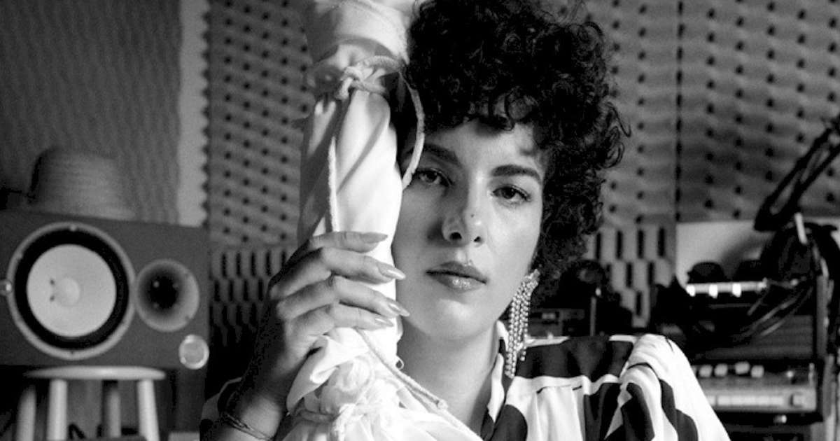 Cantora Céu lança álbum com sucessos em versão acústica