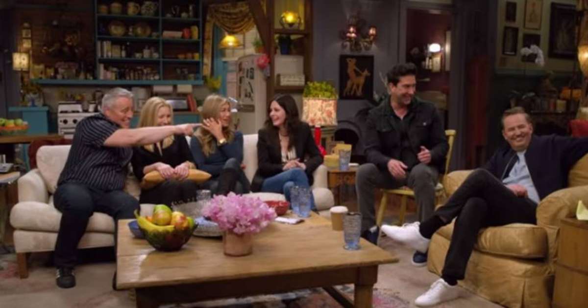 Elenco de 'Friends' canta música de abertura da série no 'Carpool Karaoke'