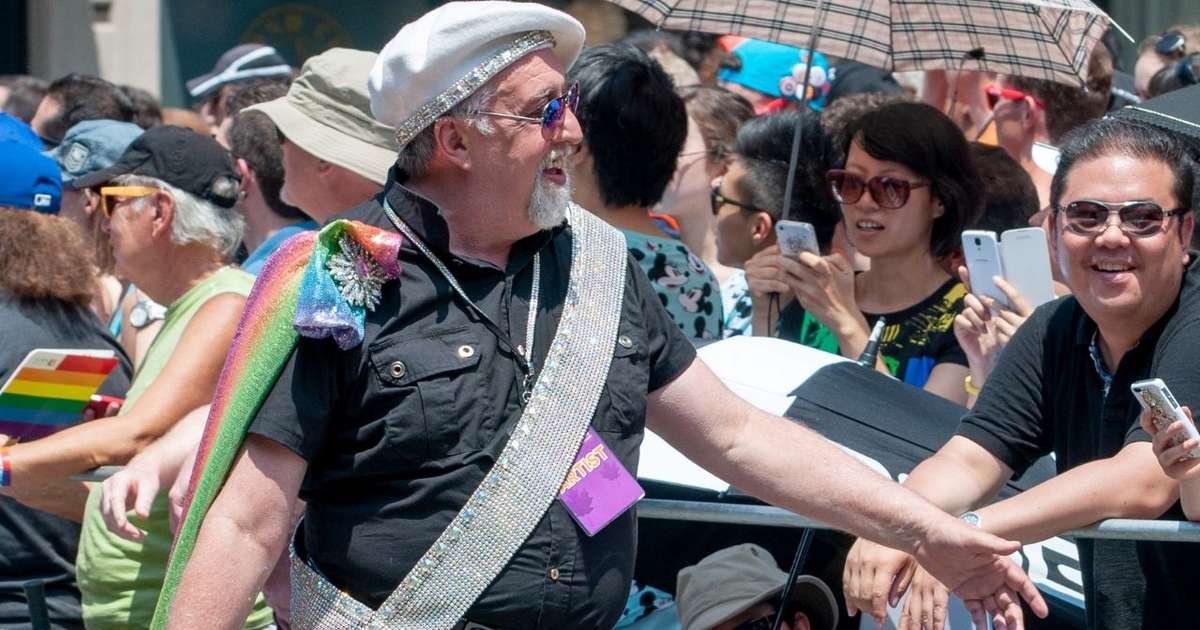 LGBTQIA+: Conheça Gilbert Baker, o artista que criou a bandeira do ...