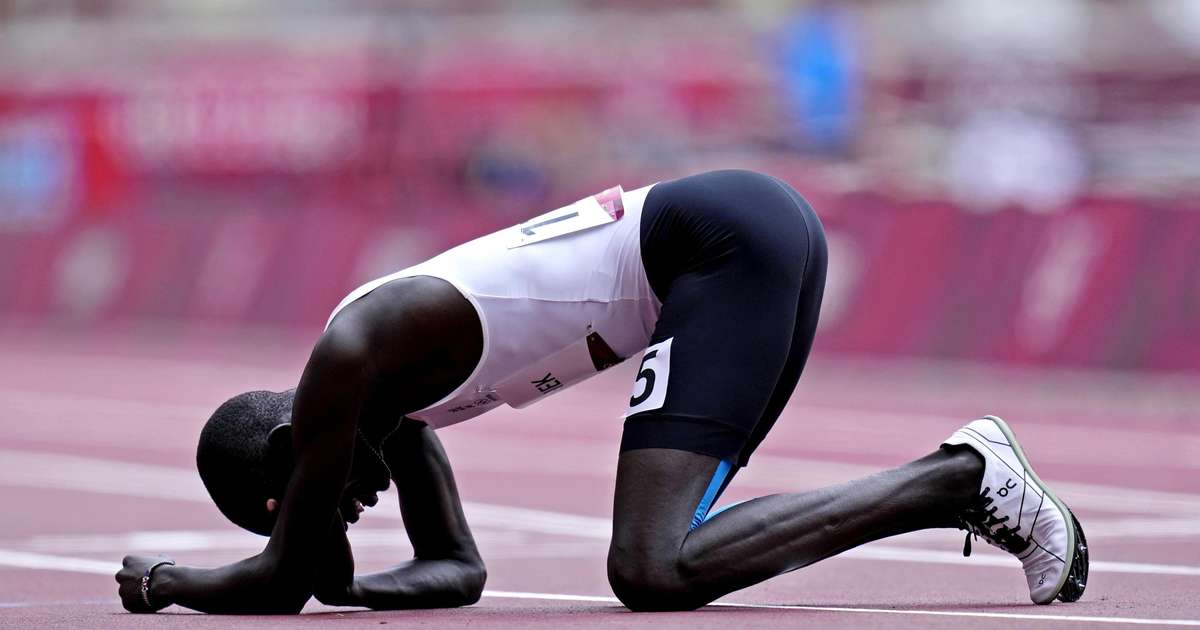 Atleta da equipe dos refugiados cai, chega em último e chora