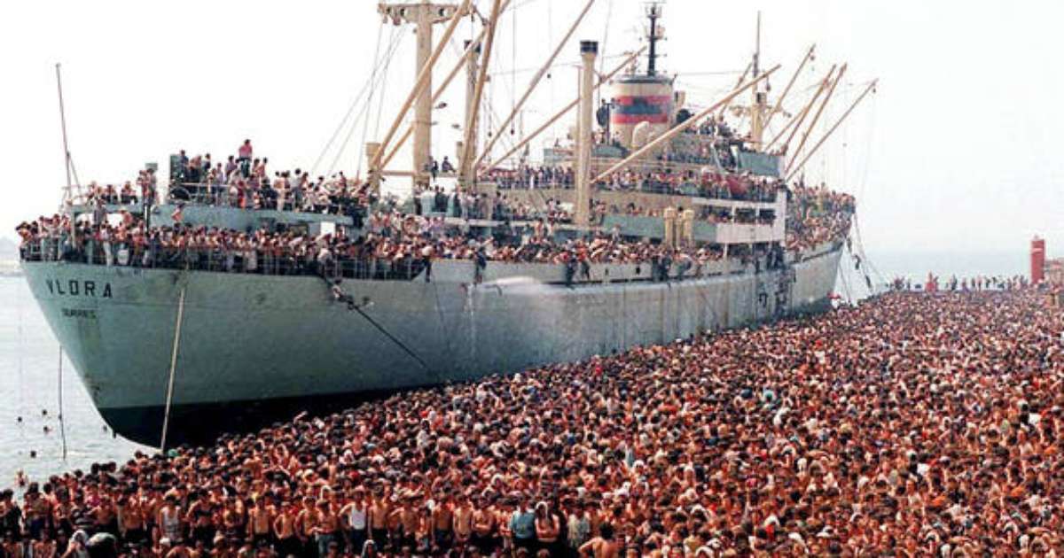 Foto símbolo de refugiados na Itália completa 30 anos