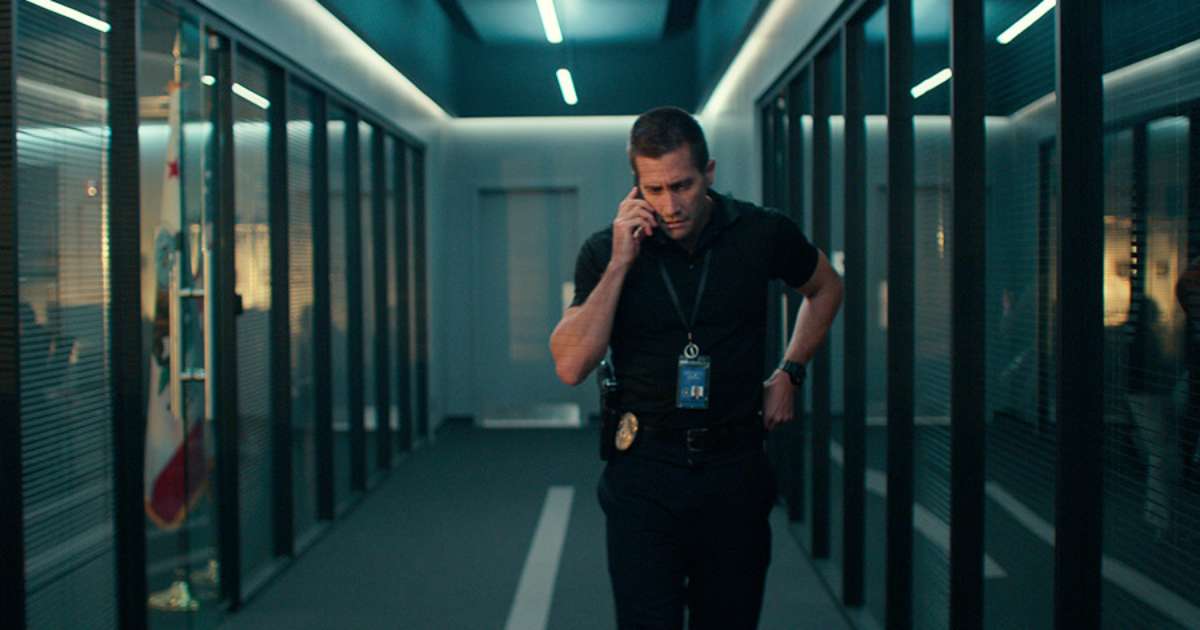 Jake Gyllenhaal atende ligação tensa no trailer de "O Culpado"