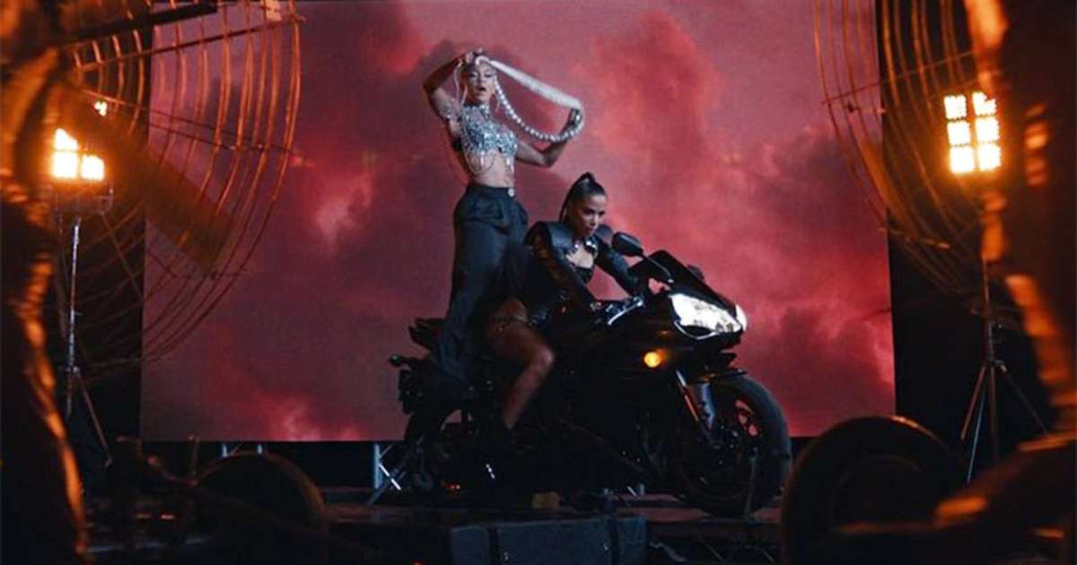Anitta lança clipe com a rapper Saweetie