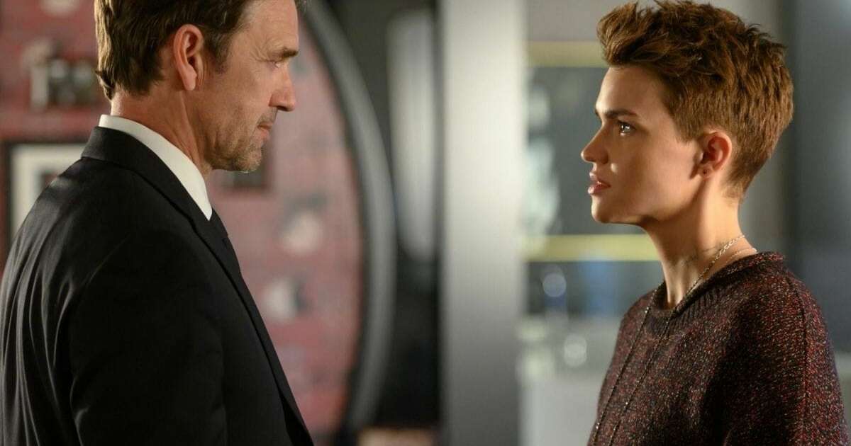 Batwoman: Warner defende Dougray Scott de acusações de Ruby Rose