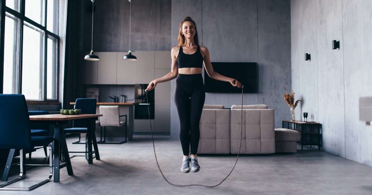 Pular corda emagrece? 6 truques para gastar mais calorias