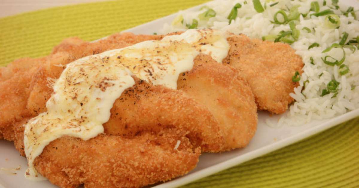 Frango crocante gratinado para um almoço delicioso