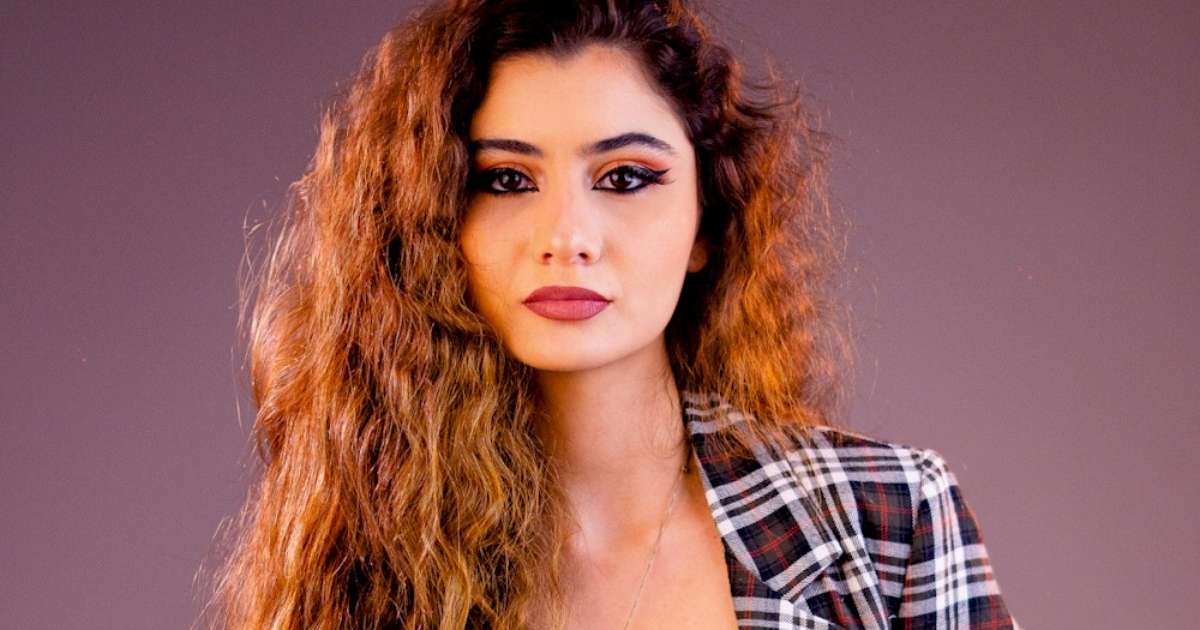 Georgia Castro lança o pop de "Quantas Vezes"