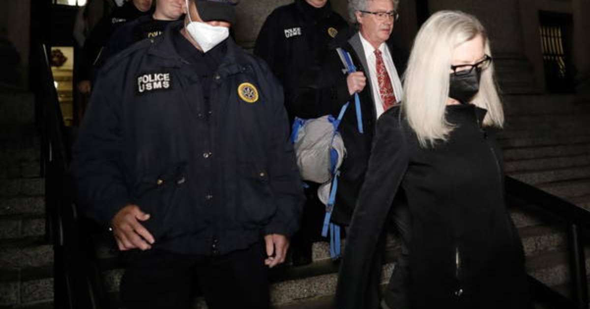 Ex-namorada de Jeffrey Epstein é condenada por tráfico sexual