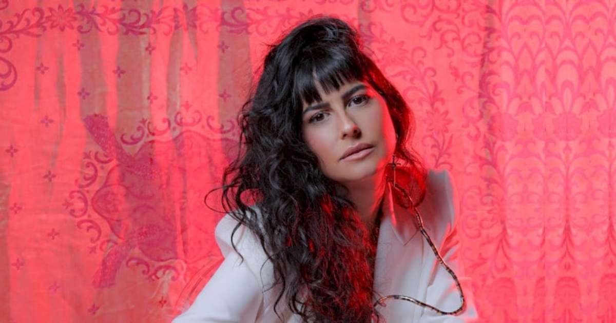 Melára une romance e criatividade no inédito clipe "Efeito"