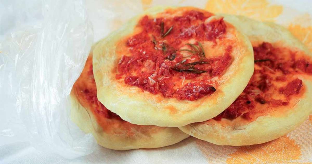 Pizzas pequenas para congelar e com molho de tomate!