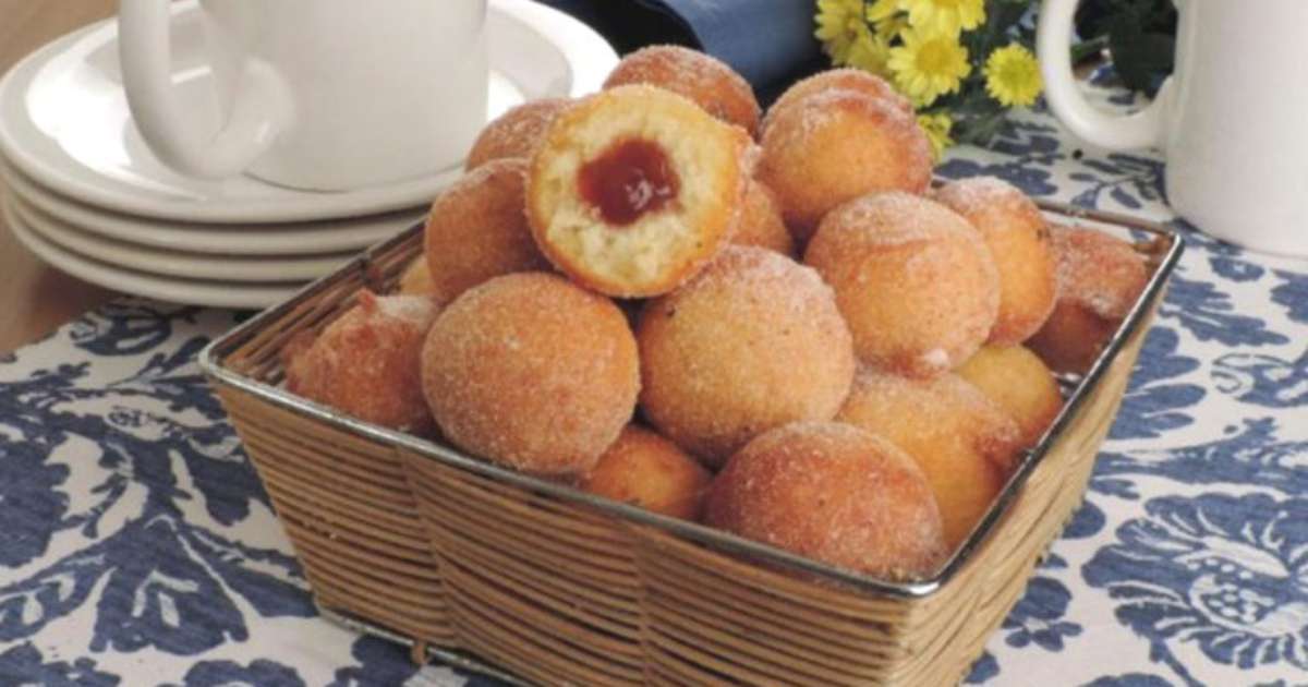 Bolinho de chuva recheado com goiabada