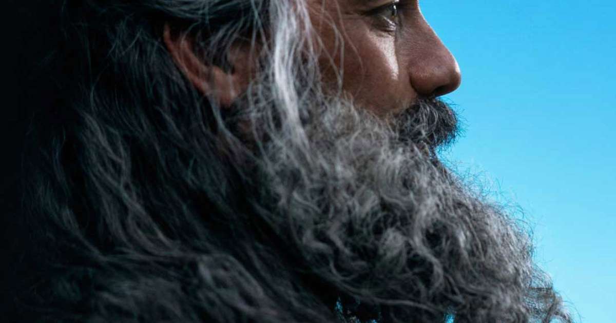 Trailer mostra diretor de "Thor: Ragnarok" como Barba Negra